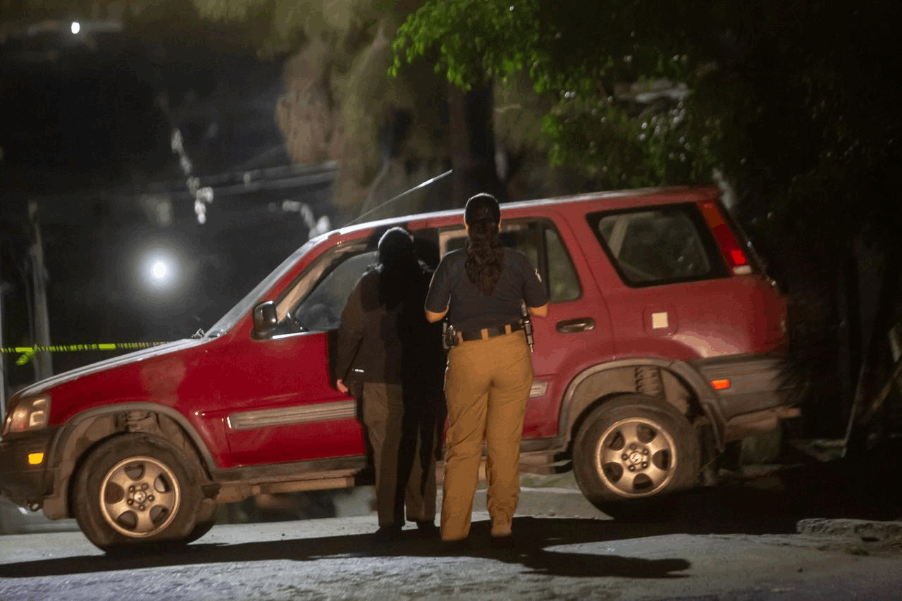 Cuerpo envuelto en una cobija es hallado en el patio de... - El Mexicano