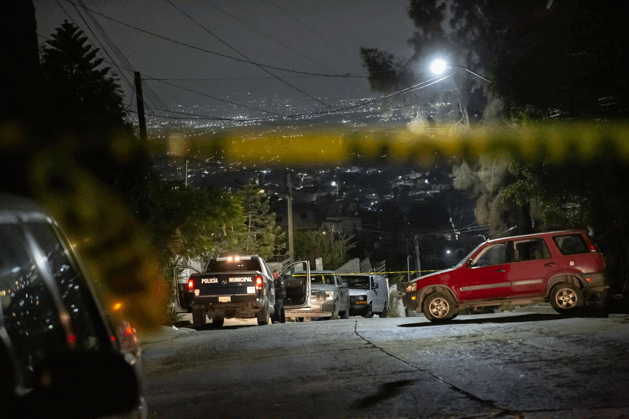 Cuerpo envuelto en una cobija es hallado en el patio de... - El Mexicano