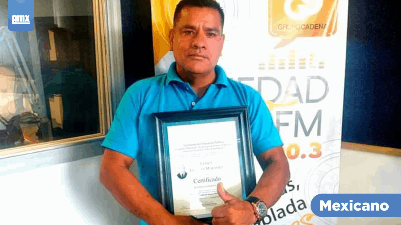 Ulises Guzmán Rodríguez… Muestra con orgullo autorización otorgada por ...