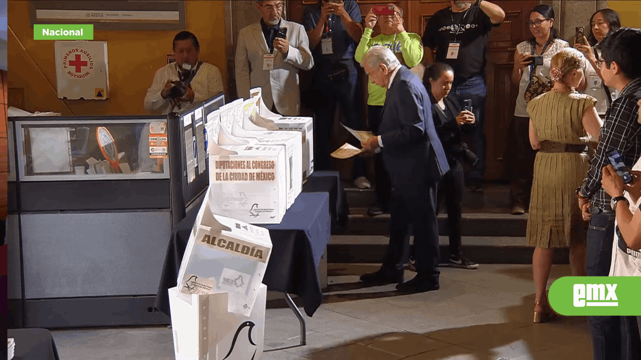 López Obrador vota con Beatriz Gutiérrez en casilla del... - El Mexicano