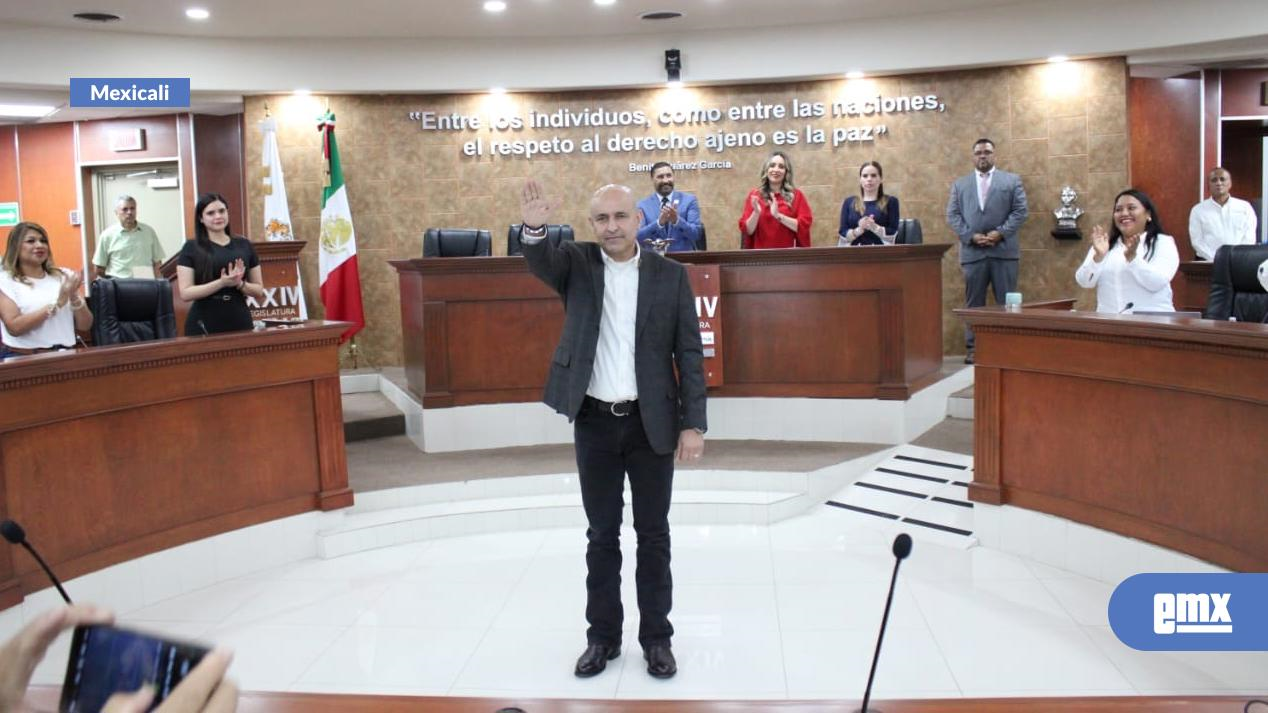 Toma protesta Víctor Navarro como director administrativ... - El Mexicano