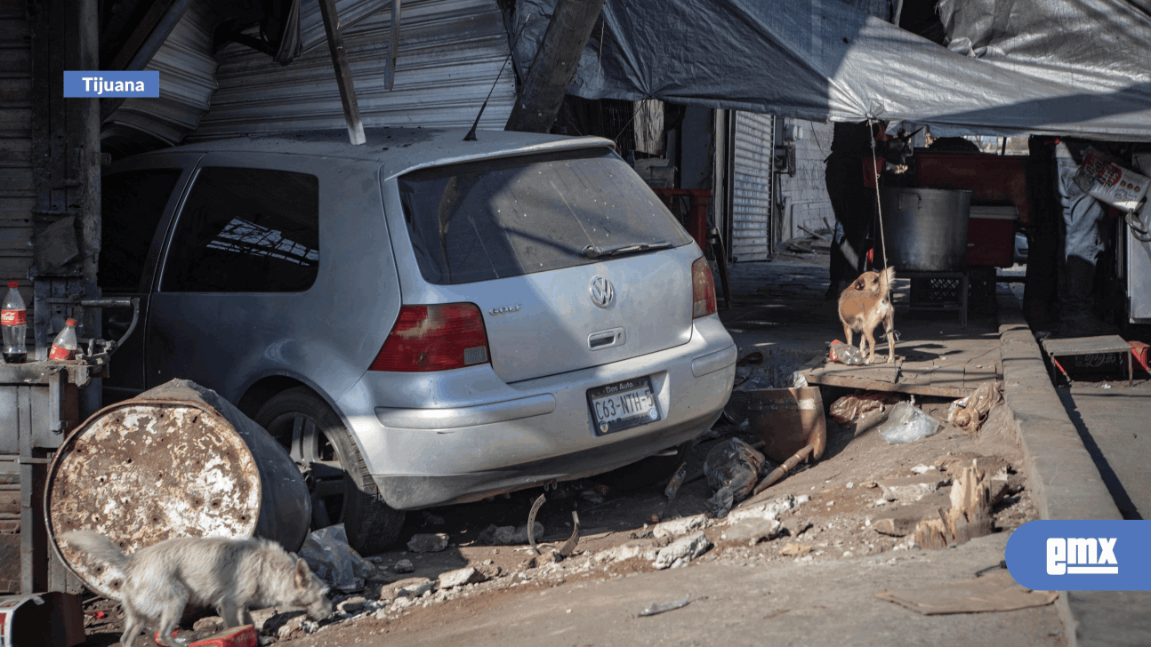 Finaliza auto la marcha en taller de herrería - El Mexicano